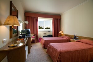 Cofres nos quartos, escrivaninha, cortinas blackout