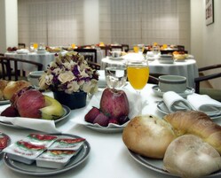 Café da manhã com buffet todos os dias (EUR 6.90 por pessoa) 