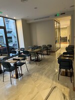 Café da manhã com buffet todos os dias mediante uma taxa
