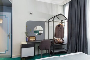 Roupa de alta qualidade, minibar, cofre no quarto, secretária 