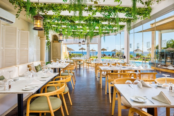 Serviço de café da manhã, culinária internacional, vistas para a praia