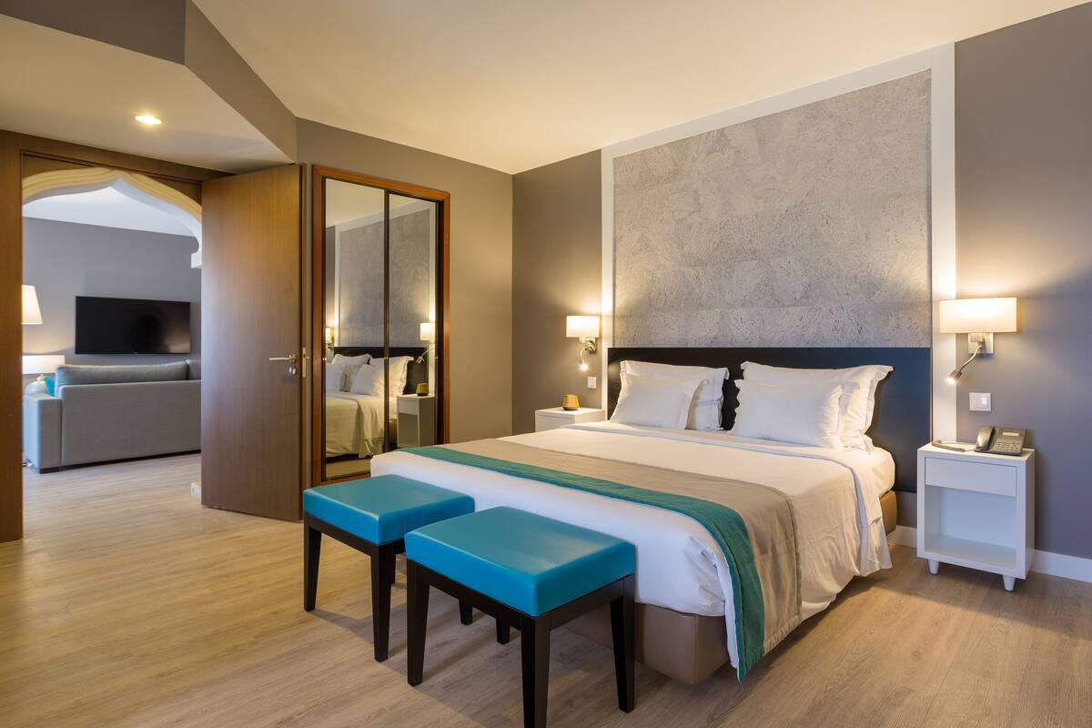 Suite, vista parcial para o mar | Cofre no quarto, secretária, cortinas/cortinados opacos 