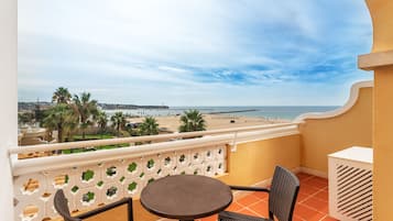 Quarto Duplo ou Twin, vista parcial para o mar | 1 quarto, cofre no quarto, secretária, cortinas/cortinados opacos