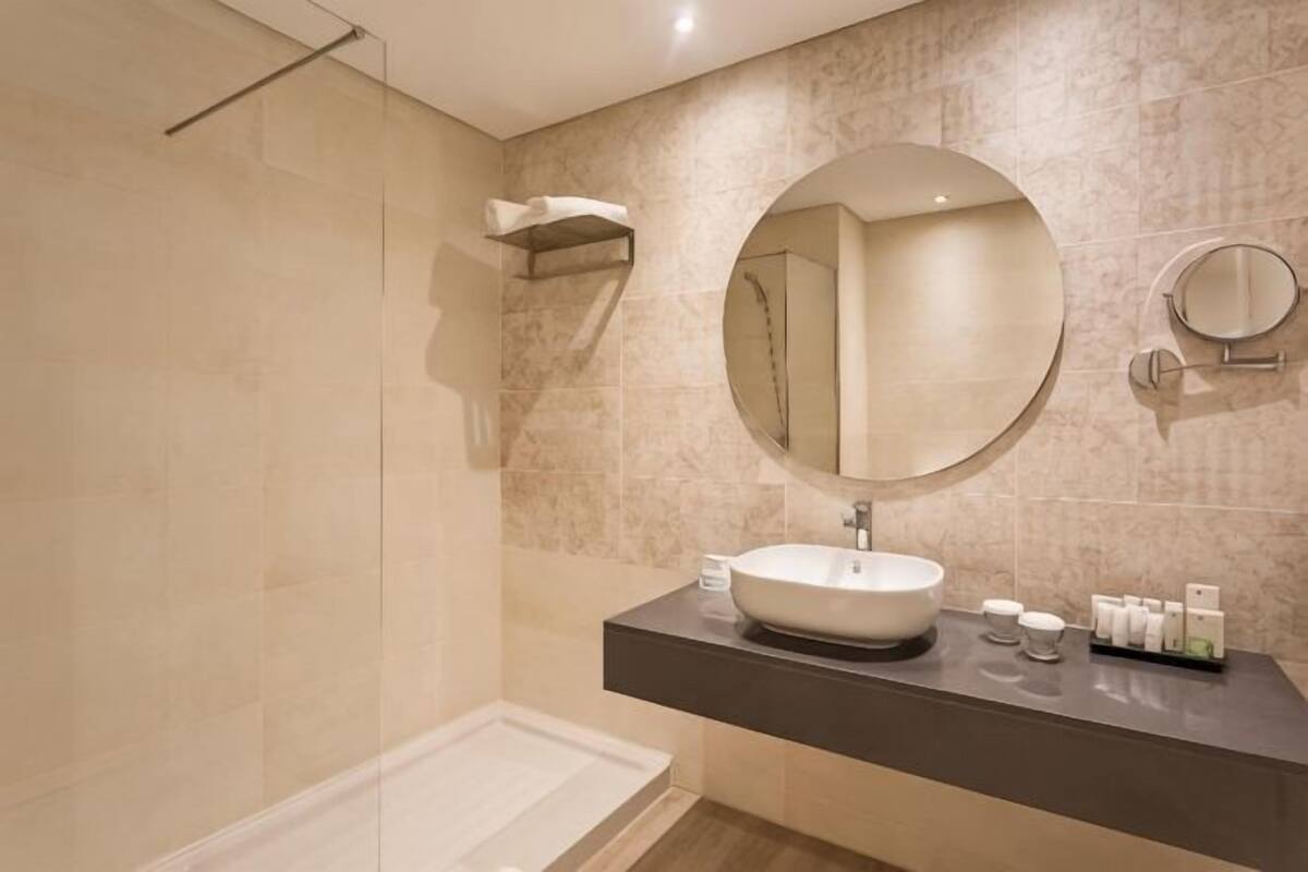 Casa de banho | Um polibã, artigos de higiene pessoal grátis, um secador de cabelo 