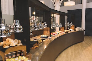 Pequeno-almoço tipo buffet diário mediante uma taxa