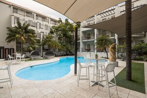 2 piscinas externas, guarda-sóis, espreguiçadeiras
