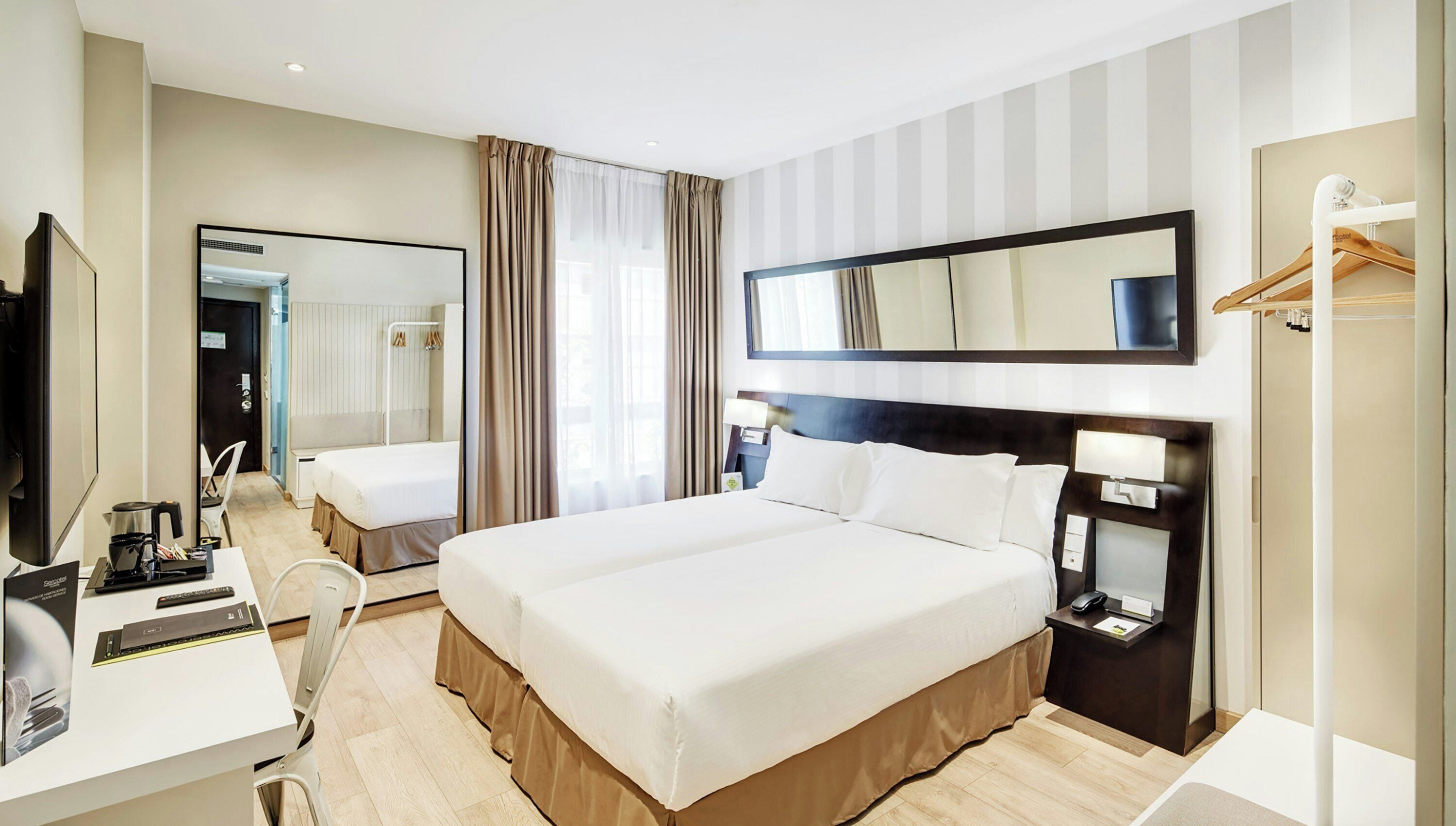 Quarto Duplo Superior | Camas de colchão viscoelástico, minibar, cofre no quarto, secretária 