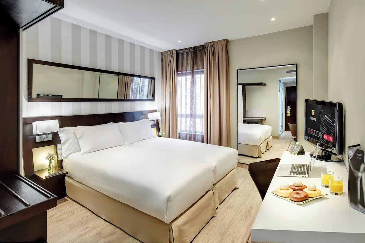 Quarto Twin Clássico | Camas de colchão viscoelástico, minibar, cofre no quarto, secretária 
