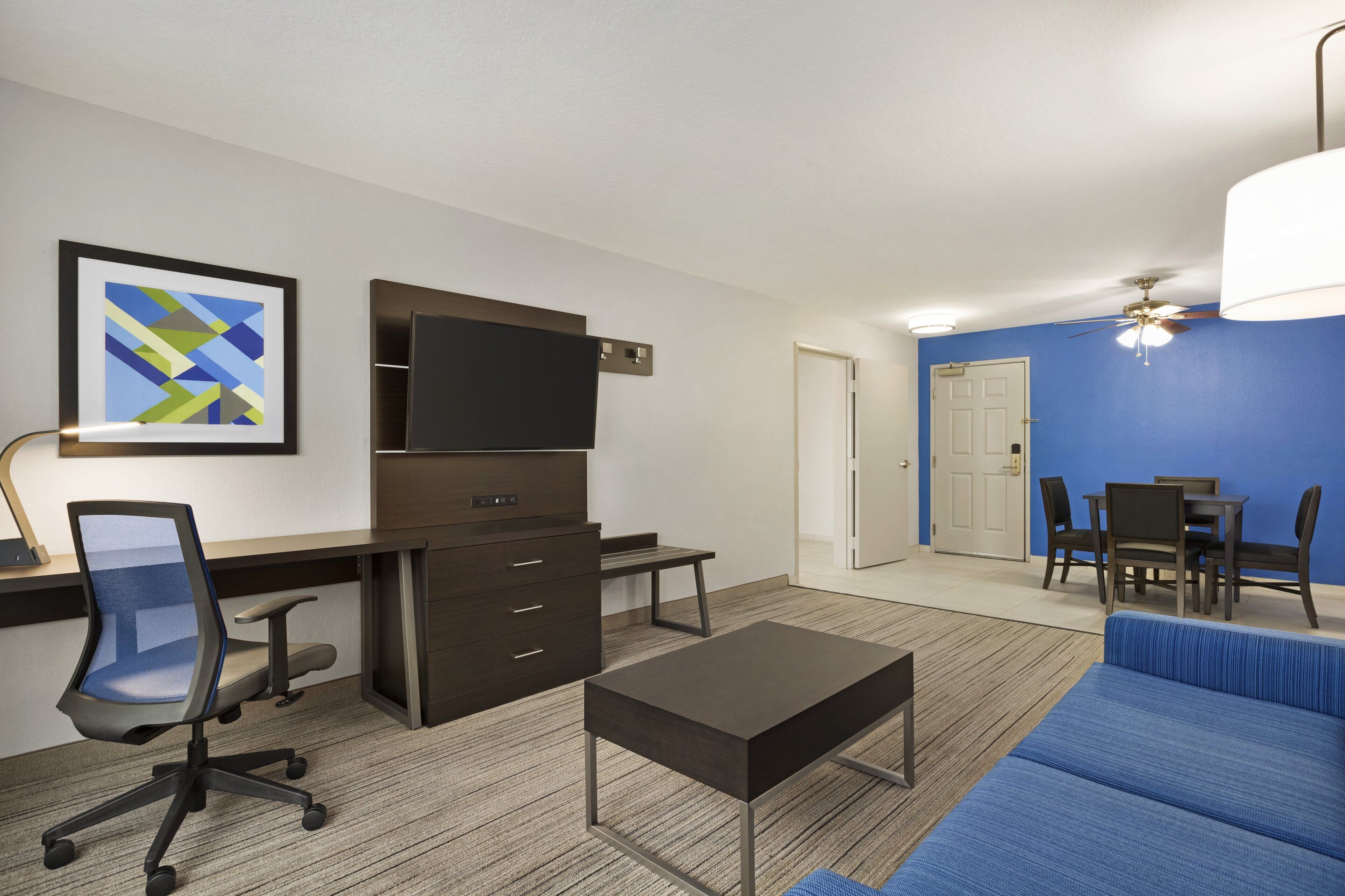 Suíte, 1 quarto | Roupas de cama premium, cofres nos quartos, escrivaninha