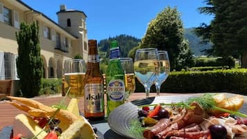 Pequenos-almoços e jantares servidos, com vista para o jardim