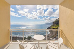 Secretária, cortinas/cortinados opacos, ferro/tábua de engomar 