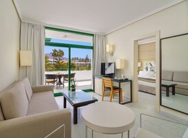 Suite, 1 quarto | Minibar, secretária, roupa de cama fornecida