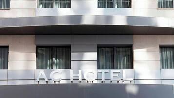Entrada moderna de hotel com uma placa visível indicando