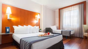 Roupa hipoalergénica, minibar, cofre no quarto, secretária