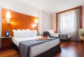 Roupas de cama antialérgicas, frigobar, cofres nos quartos, escrivaninha