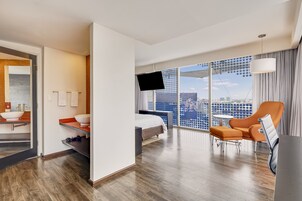 Suíte júnior | Cofres nos quartos, escrivaninha, cortinas blackout