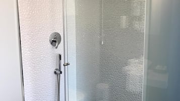 Uma combinação polibã/banheira, artigos de higiene pessoal grátis