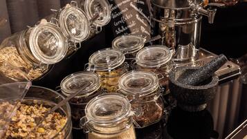 Uma estação de café com vários potes de café e um moedor.