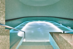 Salas para tratamentos a dois, sauna seca, banheira de hidromassagem