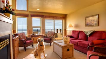 Ocean View Queen Suite with Sofa Sleeper (Pet Friendly) | 1 quarto, roupa de alta qualidade, ferro/tábua de engomar, Wi-fi grátis