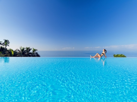 4 piscinas externas, funciona das 10h às 18h, guarda-sóis