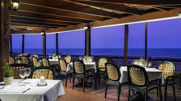 3 restaurantes, pequenos-almoços servidos, cozinha local