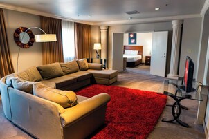 Penthouse Suite | Cofre no quarto, secretária, cortinas/cortinados opacos 