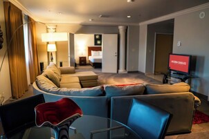 Penthouse Suite | Cofre no quarto, secretária, cortinas/cortinados opacos 