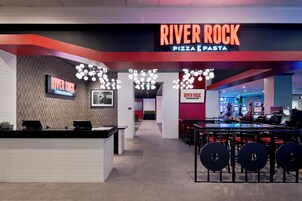 2 restaurantes, almoços servidos 