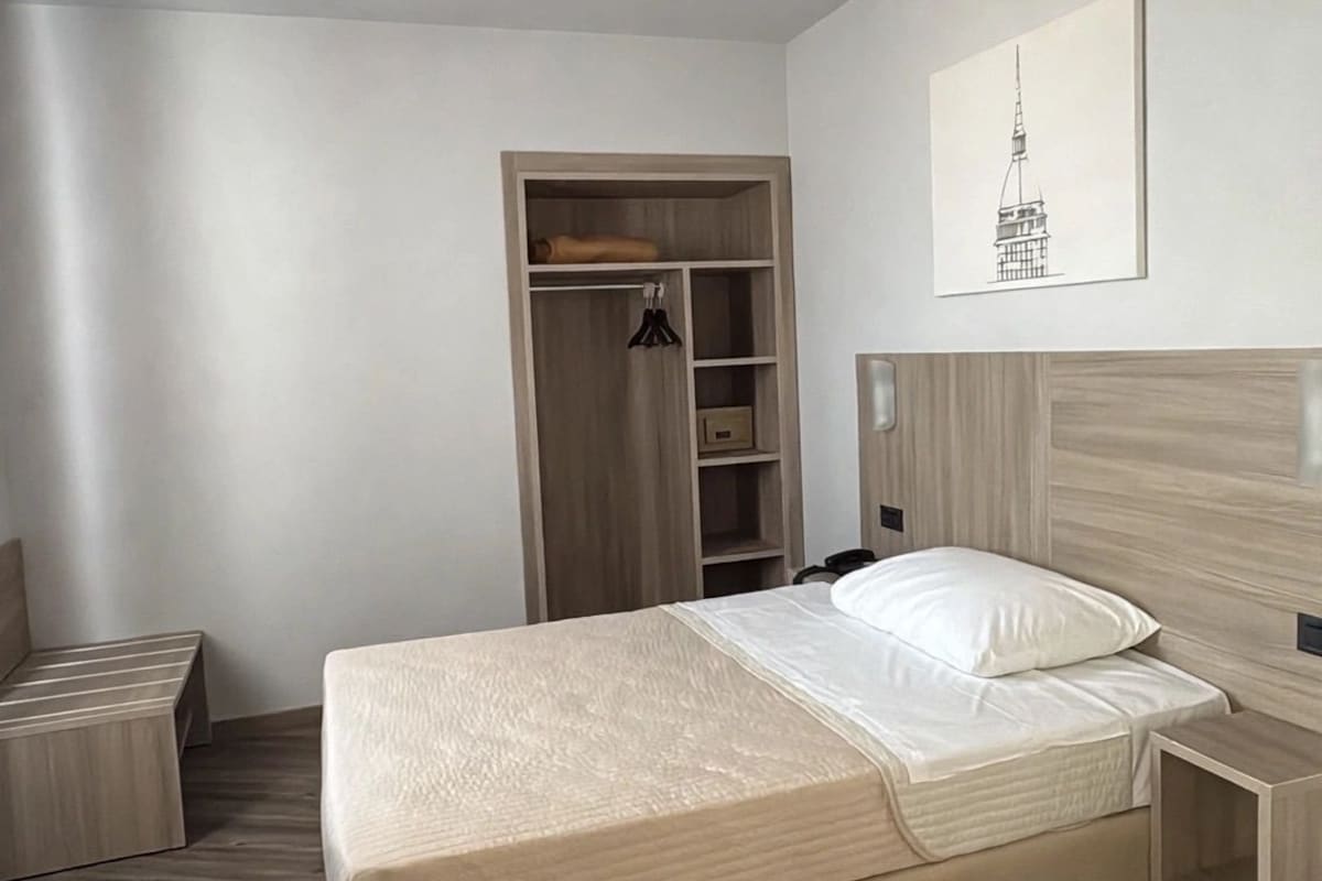 Quarto solteiro | Roupas de cama antialérgicas, frigobar, cofres nos quartos, escrivaninha