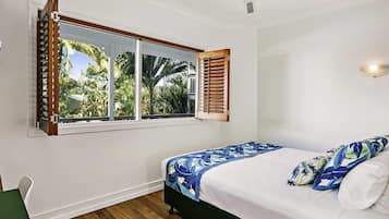 Quarto (Hotel) | Cofre no quarto, secretária, ferro/tábua de engomar, Wi-fi