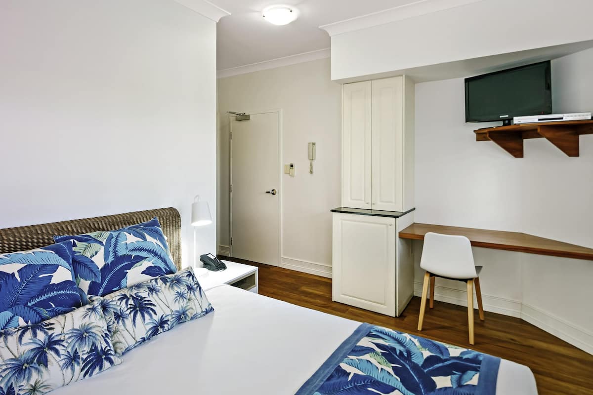 Cofres nos quartos, escrivaninha, ferros/tábuas de passar roupa