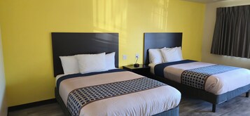 Quarto Duplo Standard, 2 camas queen-size | Secretária, secretária adequada para computadores portáteis 