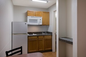 Um frigorífico, um micro-ondas, uma placa de cozinha