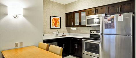 Um frigorífico, um micro-ondas, uma placa de cozinha