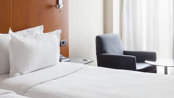 Minibar, cofre no quarto, secretária, quartos insonorizados