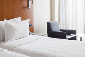 Minibar, cofre no quarto, secretária, quartos insonorizados 