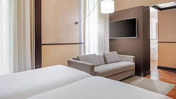 Frigobar, cofres nos quartos, escrivaninha, quartos à prova de som