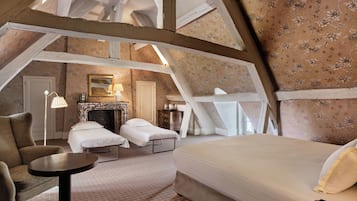 Quarto Royal | Cofre no quarto, com decoração personalizada, secretária