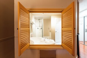 Suíte executiva, 1 cama King, para não fumantes | Banheiro | Banheira de imersão, produtos de toalete grátis, secador de cabelo, bidê