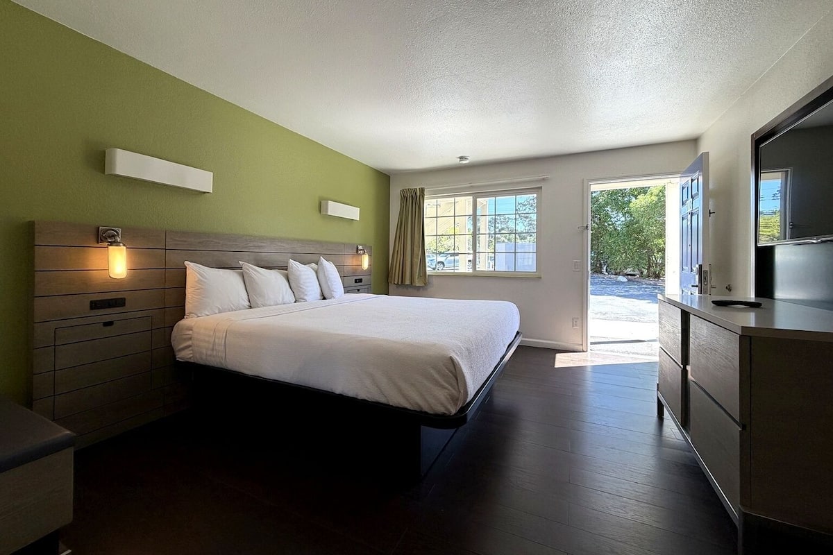 Quarto com design assinado, 1 cama King, acessível para pessoas com deficiência física | Roupas de cama premium, camas com colchões pillow-top, Wi-Fi de cortesia