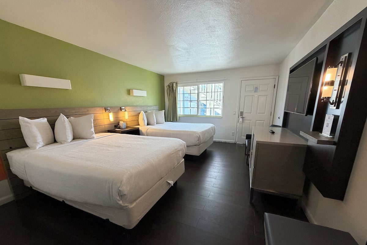 Roupas de cama premium, camas com colchões pillow-top, Wi-Fi de cortesia