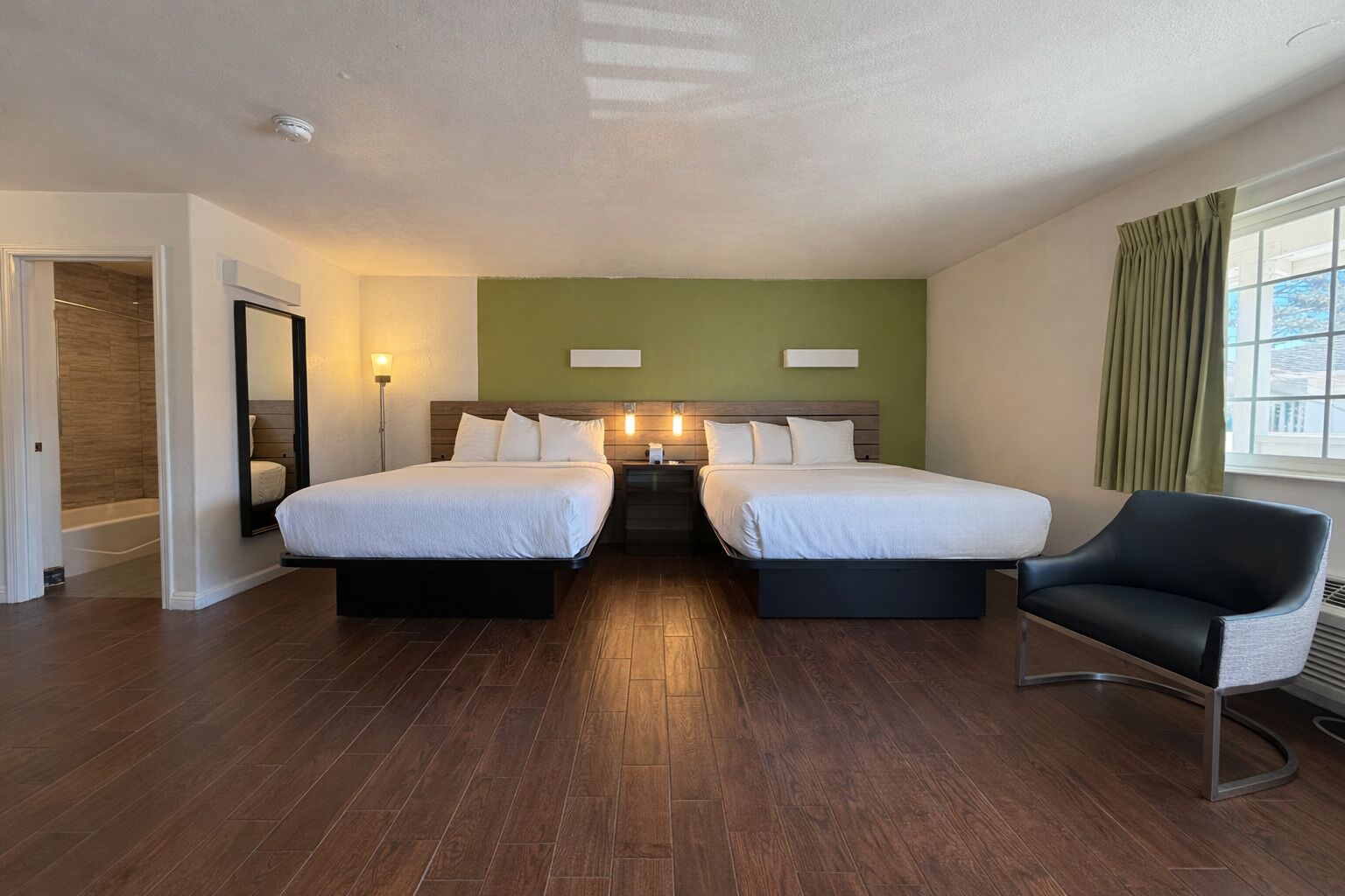 Quarto luxo, 2 camas Queen, para não fumantes | Roupas de cama premium, camas com colchões pillow-top, Wi-Fi de cortesia