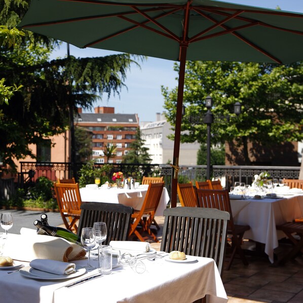 Pequenos-almoços e jantares servidos, incluindo cozinha regional 