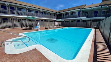 Piscina externa, funciona das 9h às 21h, guarda-sóis