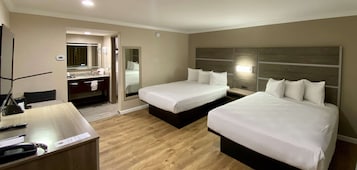 Quarto Standard, 2 camas de casal, acessível, frigorífico e micro-ondas | Secretária, cortinas/cortinados opacos, ferro/tábua de engomar