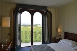 Minibar, cofre no quarto, secretária, cortinas/cortinados opacos 