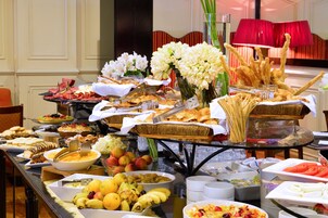 Café da manhã com buffet todos os dias (USD 15 por pessoa) 