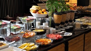 Um buffet com diversos alimentos e bebidas.