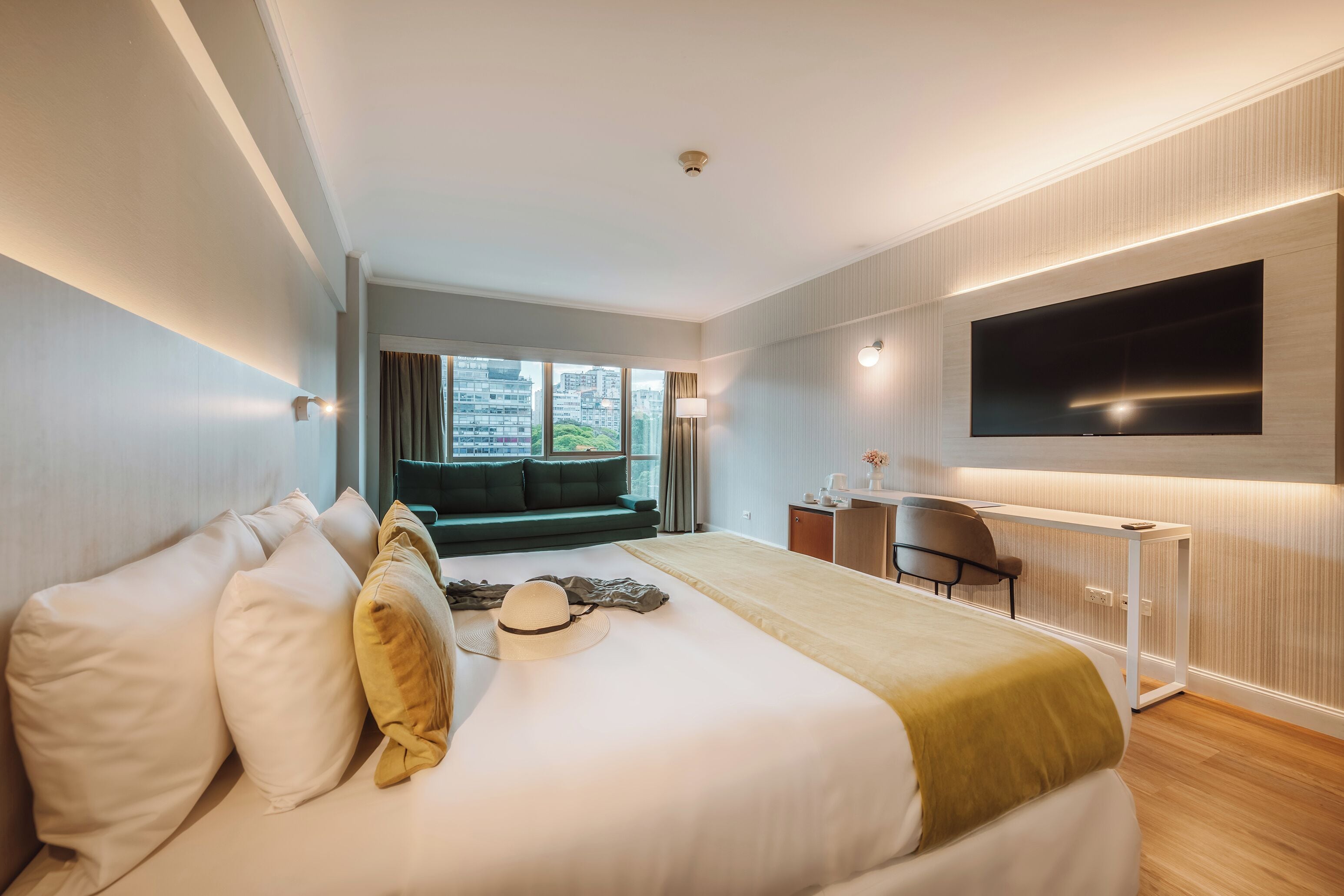 Queen Superior Avenue View | Frigobar, cofres nos quartos, escrivaninha, cortinas blackout